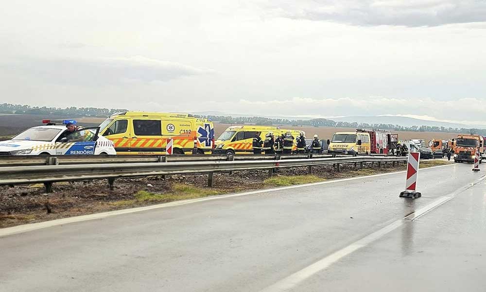 Tömegbaleset az M1-esen: Több mentőautó és helikopter is a helyszínen van! - Éva oldala